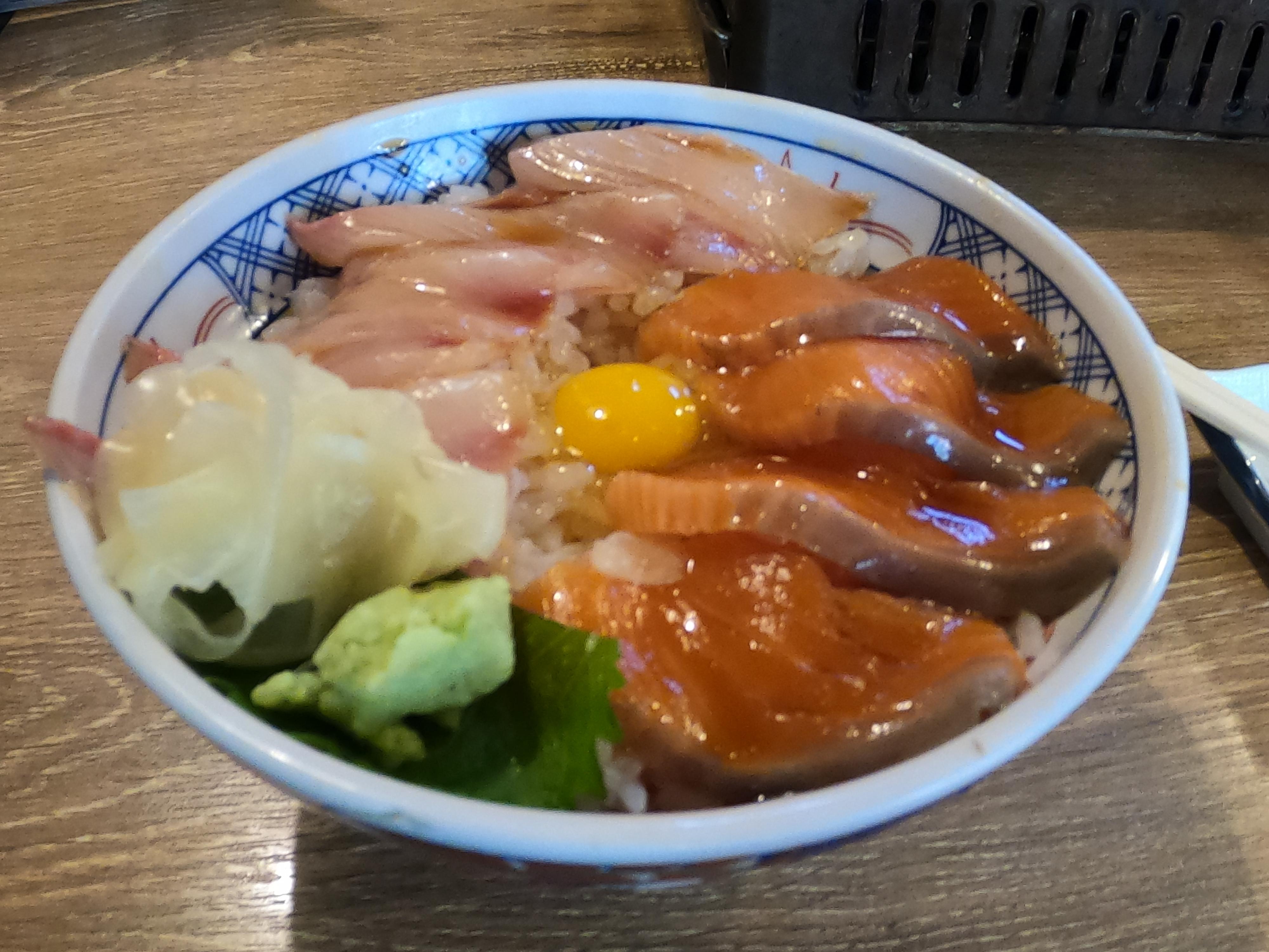 ( Isomaru Suisan ) Buri ＆ Salmon dukedon ( Lunch time ) - Lonely Japan