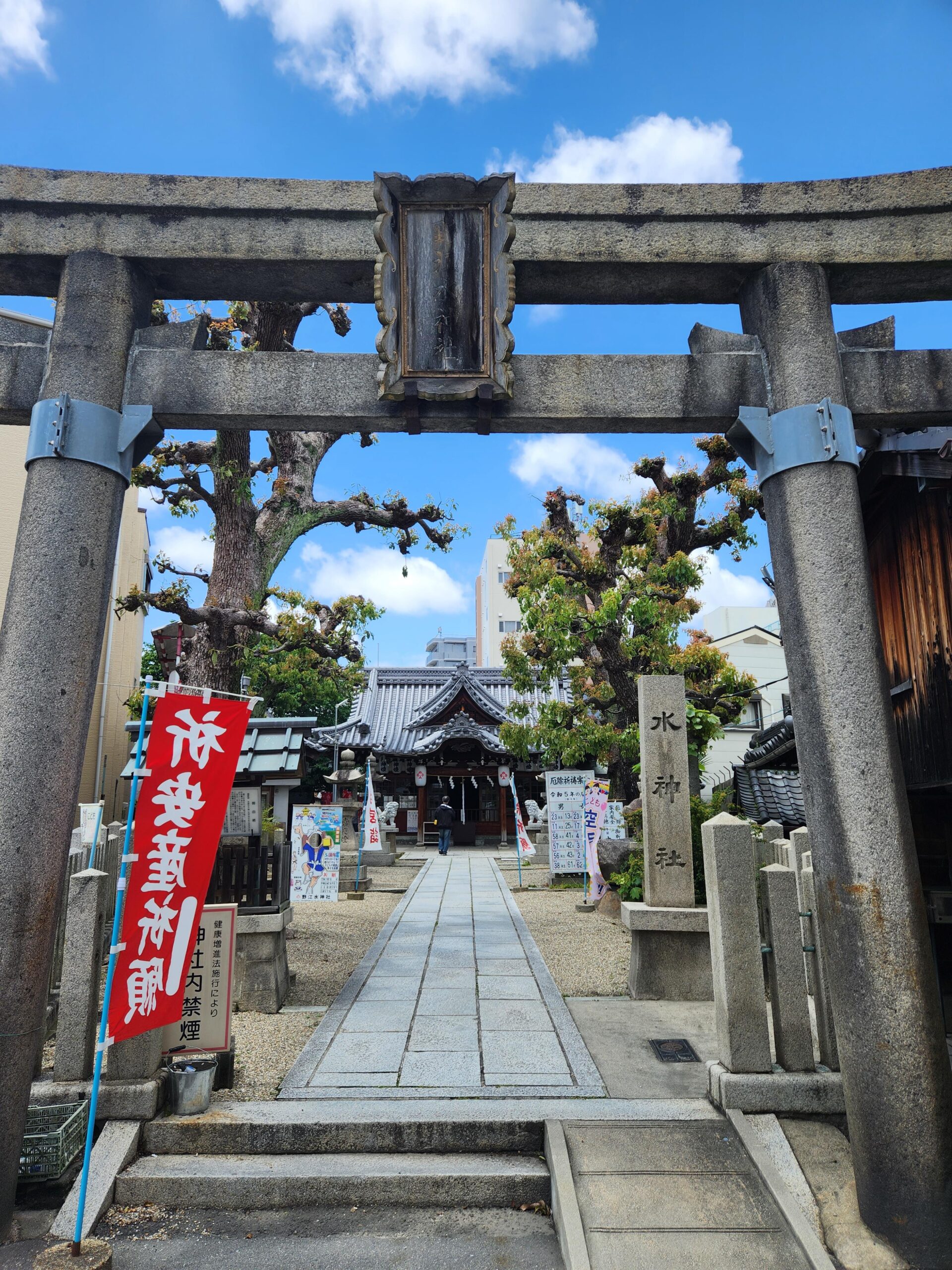 Little shrine in Osaka - Lonely Japan
