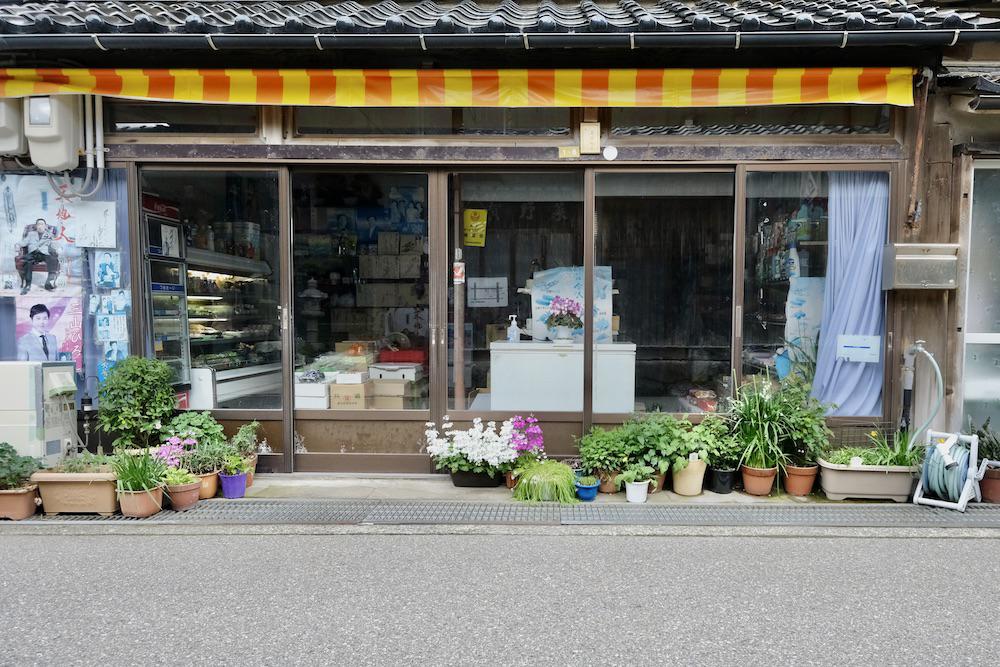 small, neighborhood/local store (in 金石) - Lonely Japan