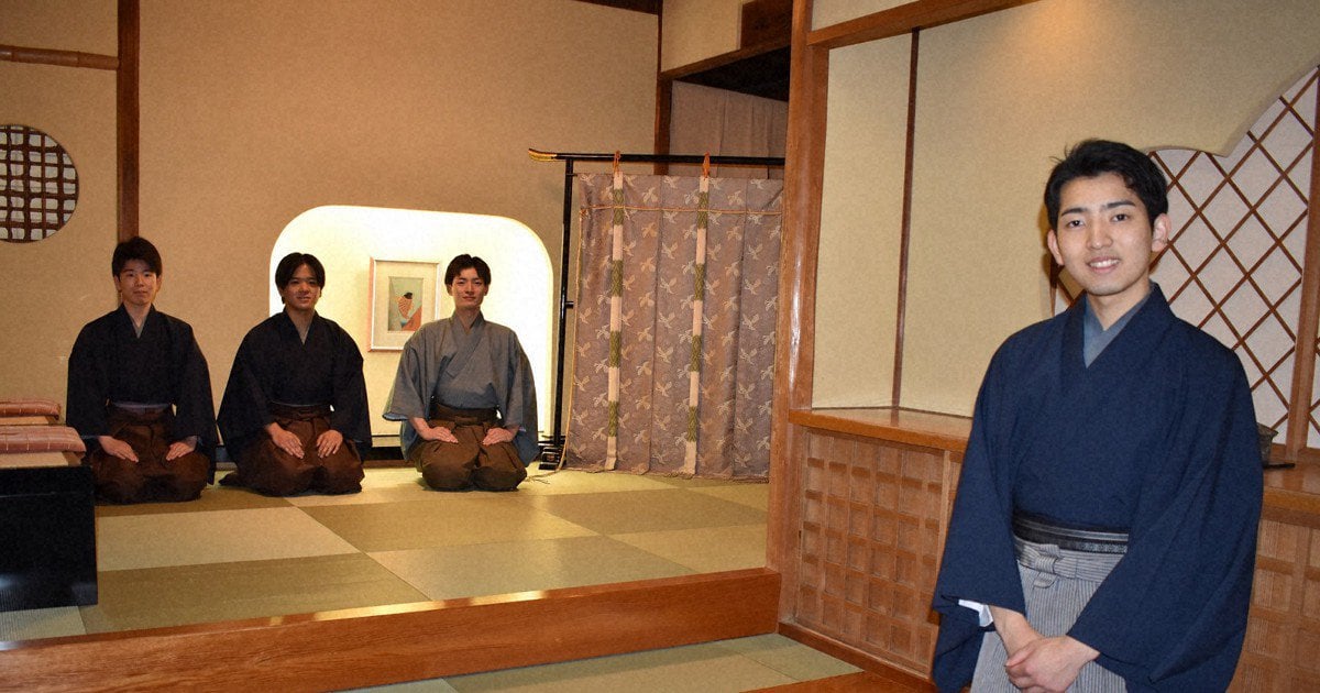 Men begin serving customers at traditional Japanese restaurant in ...