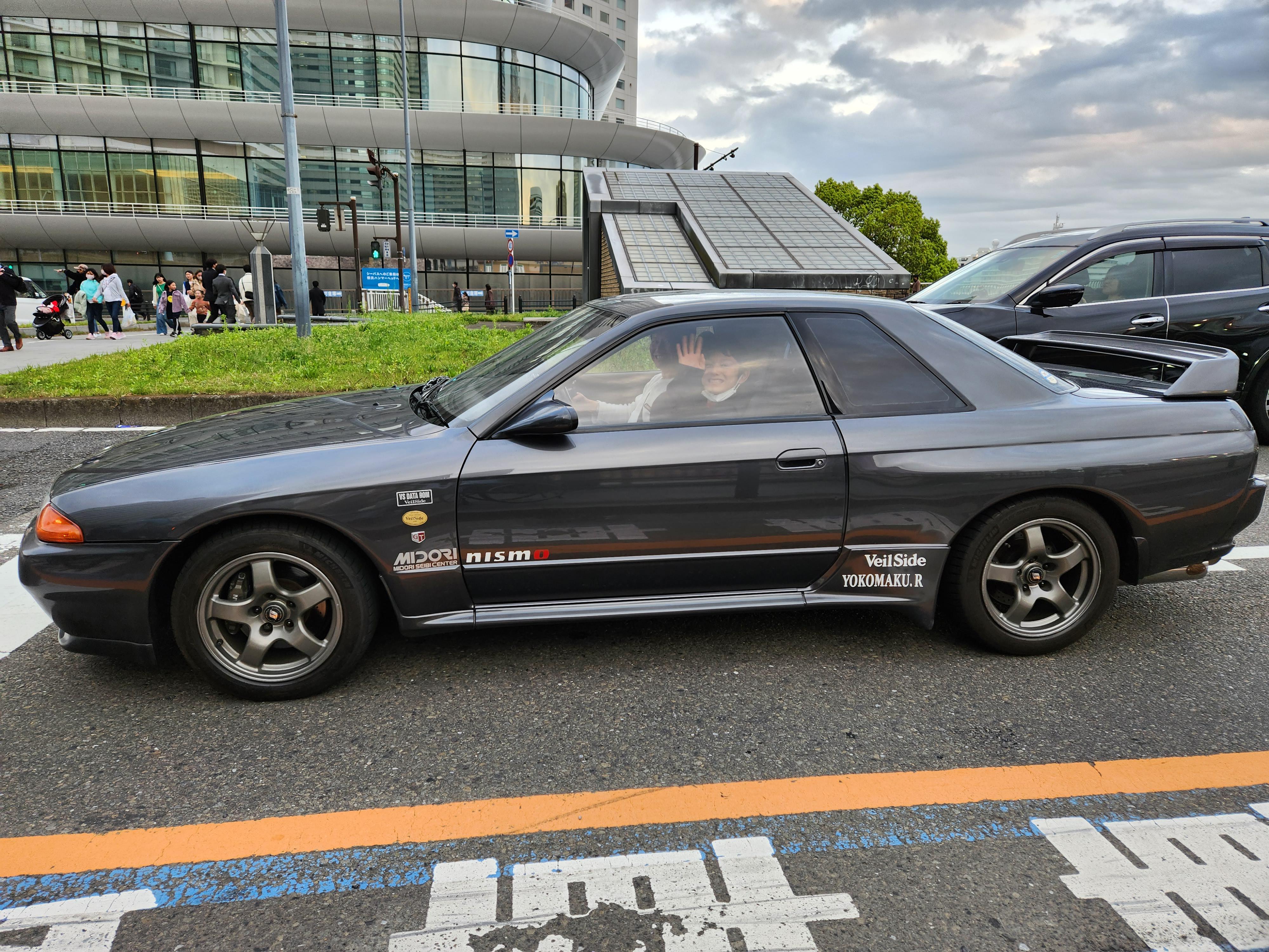 Kid waving at me from inside an R32 in Yokohama - Lonely Japan