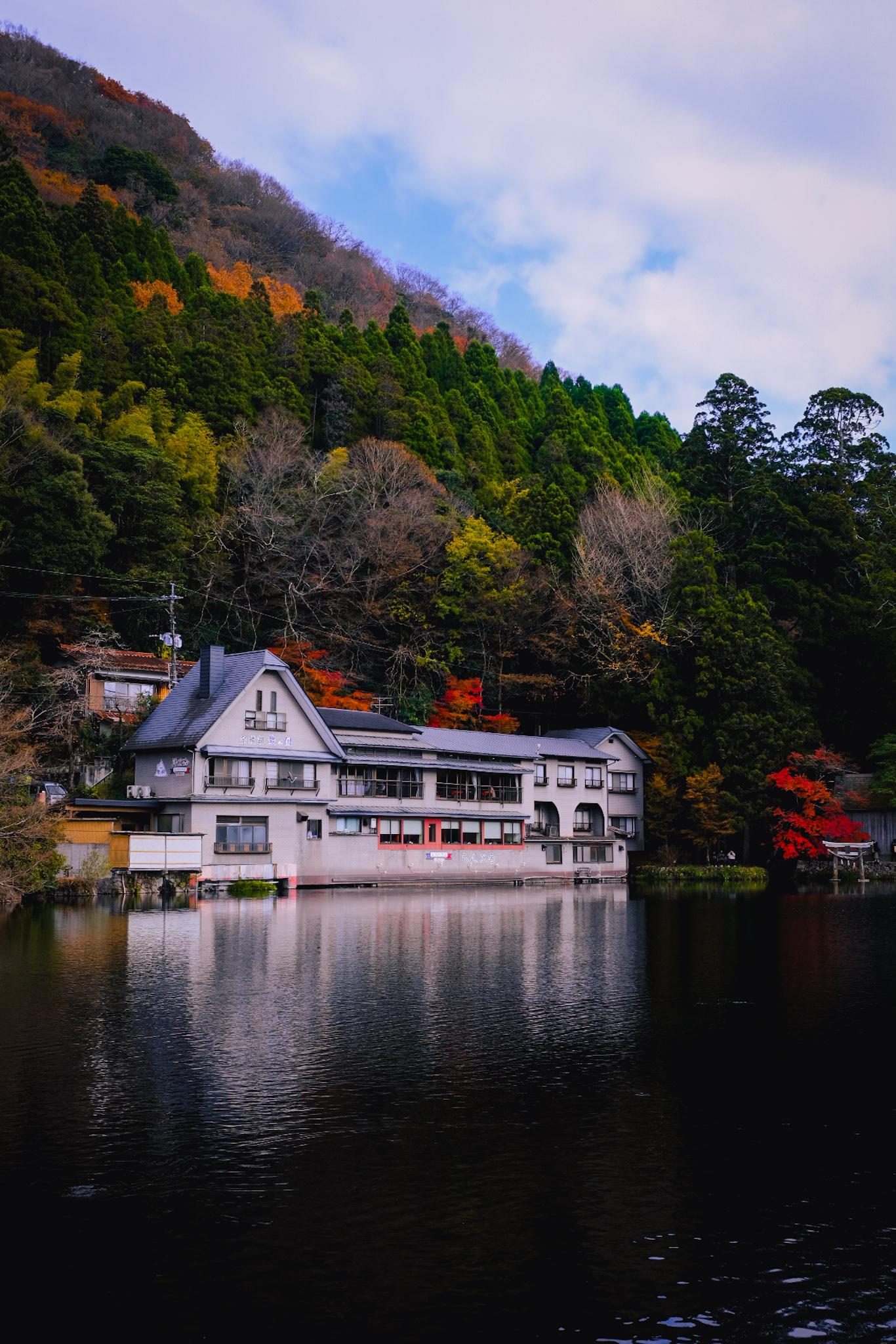 Autumn in Kirin Lake, Yufuin City, Oita, Japan. - Lonely Japan